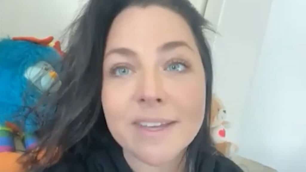 Evanescence's Amy Lee Looks Depressive After Twisting Her Ankle